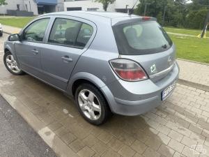 Grey Opel Astra 2007 in Kaunas, with an engine capacity of 1.90 L and mileage of 333 thousand km for 1350 €, photo 5 on AUTOMOTO.COM.LV