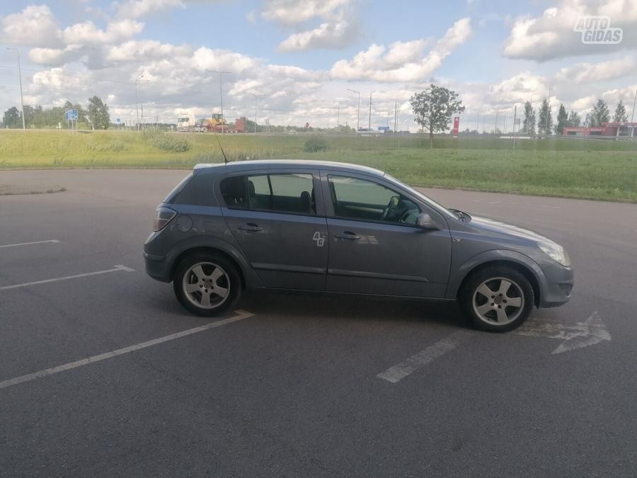 Grey Opel Astra 2007 in Vilnius, with an engine capacity of 1.90 L and mileage of 328 thousand km for 1150 €, photo 4 on AUTOMOTO.COM.LV