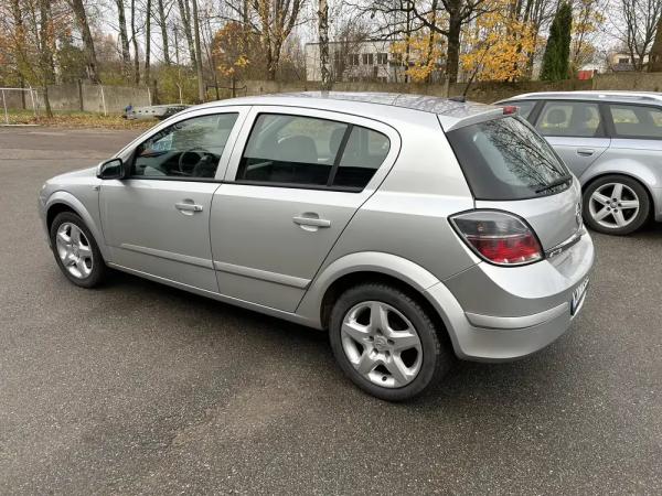 Grey Opel Astra 2007 in Limbazi, with an engine capacity of 1.90 L and mileage of 270 thousand km for 2050 €, photo 6 on AUTOMOTO.COM.LV