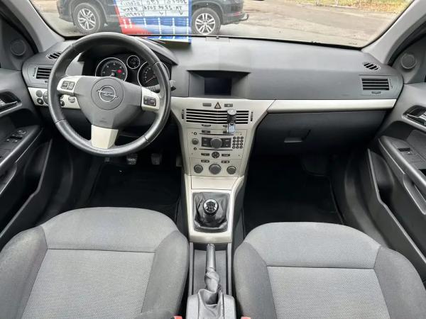 Grey Opel Astra 2007 in Limbazi, with an engine capacity of 1.90 L and mileage of 270 thousand km for 2050 €, photo 9 on AUTOMOTO.COM.LV