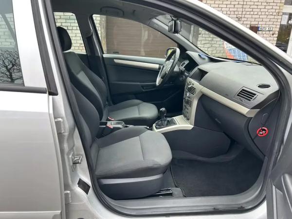 Grey Opel Astra 2007 in Limbazi, with an engine capacity of 1.90 L and mileage of 270 thousand km for 2050 €, photo 10 on AUTOMOTO.COM.LV