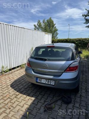 Grey Opel Astra 2007 in Riga, with an engine capacity of 1.90 L and mileage of 238 thousand km for 1500 €, photo 3 on AUTOMOTO.COM.LV