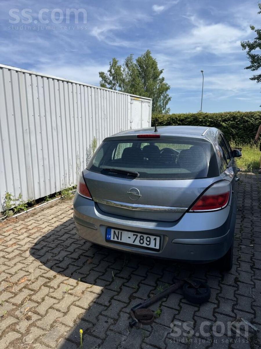 Grey Opel Astra 2007 in Riga, with an engine capacity of 1.90 L and mileage of 238 thousand km for 1500 €, photo 3 on AUTOMOTO.COM.LV