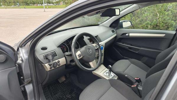 Grey Opel Astra 2007 in Siauliai, with an engine capacity of 1.60 L and mileage of 163 thousand km for 2000 €, photo 10 on AUTOMOTO.COM.LV