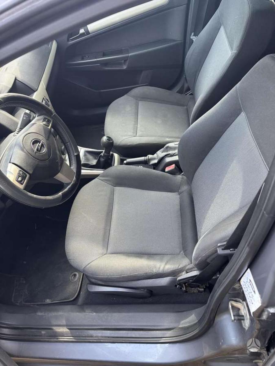 Pelēks Opel Astra 2007 Kauņa, ar dzinēja tilpumu 1.69 L un nobraukumu 240 tūkst. km par 420 €, foto 7 vietnē AUTOMOTO.COM.LV