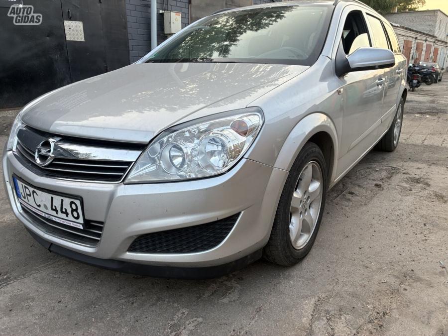 Grey Opel Astra 2007 in Visaginas, with an engine capacity of 1.90 L and mileage of 300 thousand km for 1300 €, photo 3 on AUTOMOTO.COM.LV