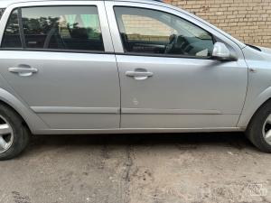 Grey Opel Astra 2007 in Visaginas, with an engine capacity of 1.90 L and mileage of 300 thousand km for 1300 €, photo 5 on AUTOMOTO.COM.LV