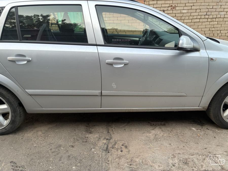 Grey Opel Astra 2007 in Visaginas, with an engine capacity of 1.90 L and mileage of 300 thousand km for 1300 €, photo 5 on AUTOMOTO.COM.LV