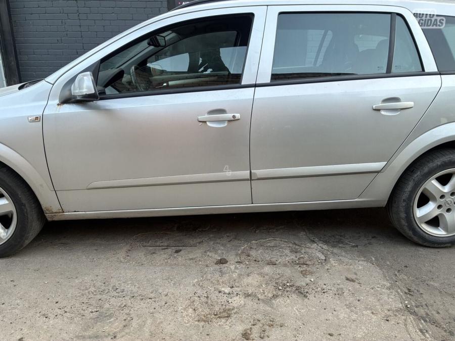 Grey Opel Astra 2007 in Visaginas, with an engine capacity of 1.90 L and mileage of 300 thousand km for 1300 €, photo 9 on AUTOMOTO.COM.LV