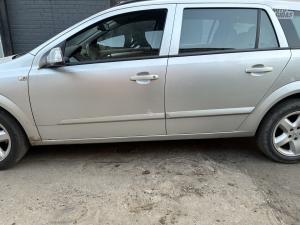 Grey Opel Astra 2007 in Vilnius, with an engine capacity of 1.90 L and mileage of 300 thousand km for 1300 €, photo 9 on AUTOMOTO.COM.LV