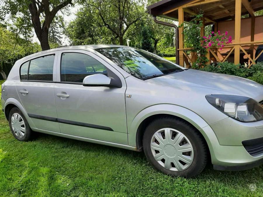 Grey Opel Astra 2007 in Ukmerge, with an engine capacity of 1.69 L and mileage of 193 thousand km for 950 €, photo 1 on AUTOMOTO.COM.LV