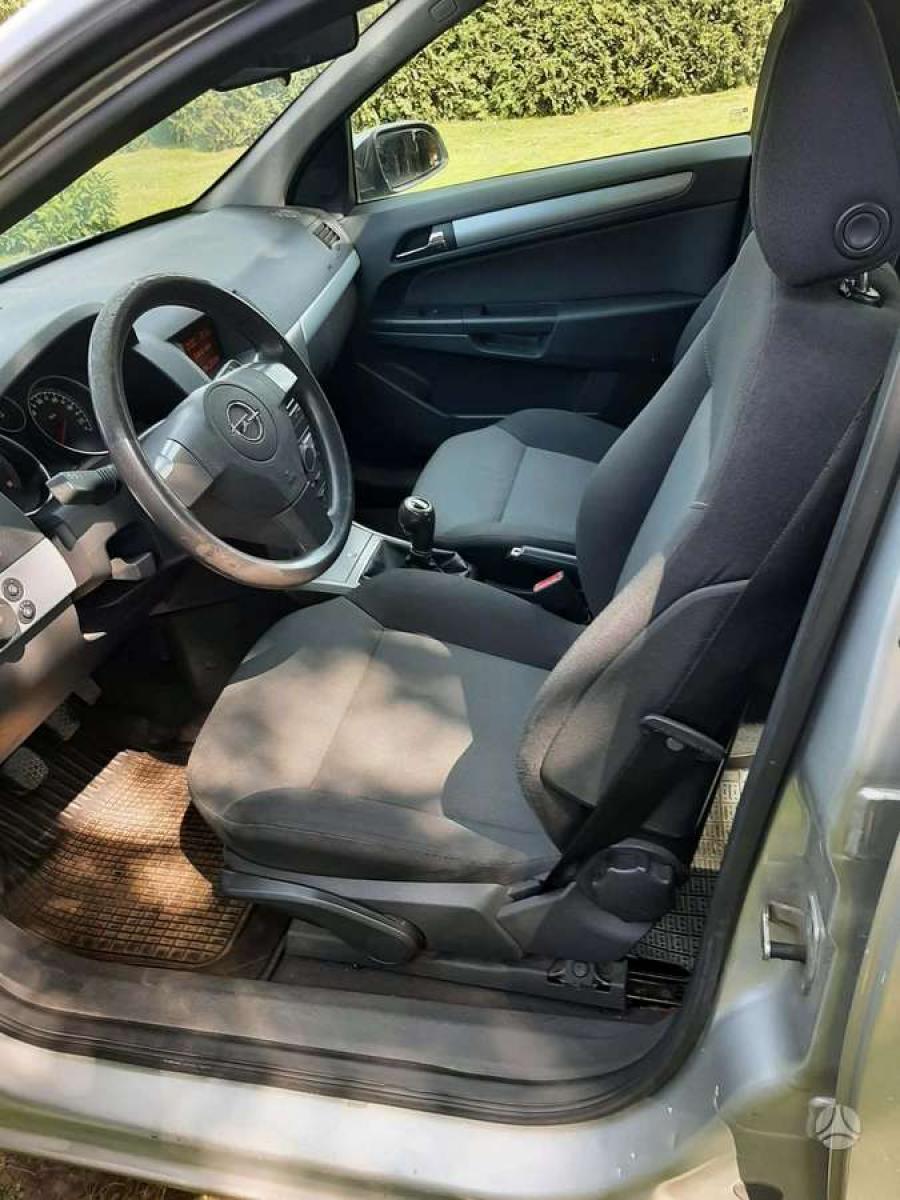 Grey Opel Astra 2007 in Ukmerge, with an engine capacity of 1.69 L and mileage of 193 thousand km for 950 €, photo 4 on AUTOMOTO.COM.LV
