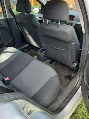 Grey Opel Astra 2007 in Ukmerge, with an engine capacity of 1.69 L and mileage of 193 thousand km for 950 €, photo 5 on AUTOMOTO.COM.LV