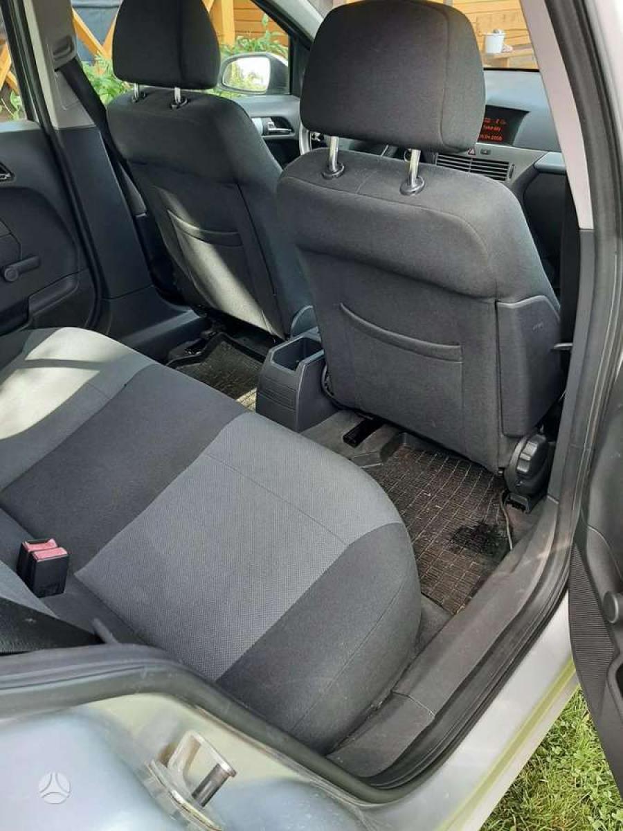 Grey Opel Astra 2007 in Ukmerge, with an engine capacity of 1.69 L and mileage of 193 thousand km for 950 €, photo 5 on AUTOMOTO.COM.LV
