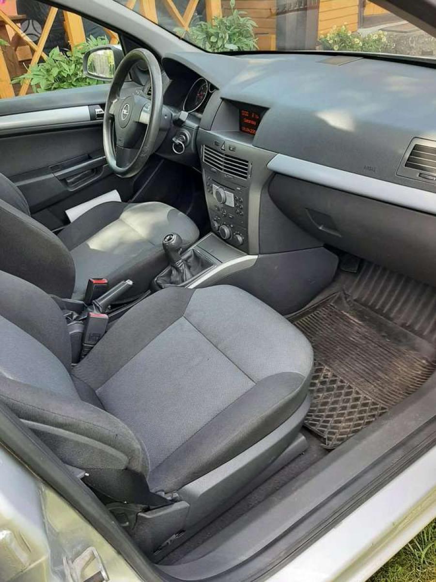 Grey Opel Astra 2007 in Ukmerge, with an engine capacity of 1.69 L and mileage of 193 thousand km for 950 €, photo 7 on AUTOMOTO.COM.LV