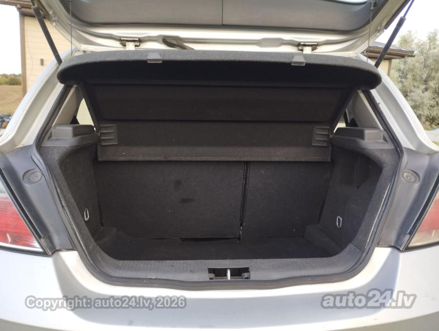 Pelēks Opel Astra 2007 Tallina, ar dzinēja tilpumu 1.20 L un nobraukumu 299 tūkst. km par 1100 €, foto 5 vietnē AUTOMOTO.COM.LV