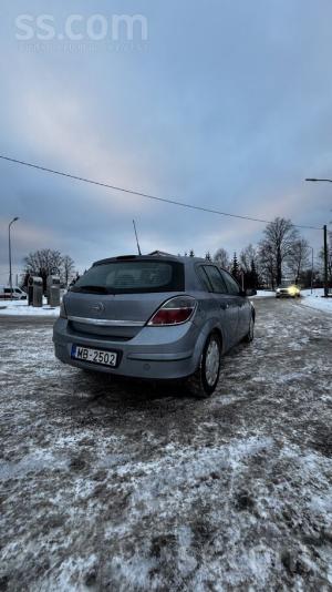 Grey Opel Astra 2008 in Riga, with an engine capacity of 1.40 L and mileage of 224 thousand km for 1850 €, photo 2 on AUTOMOTO.COM.LV