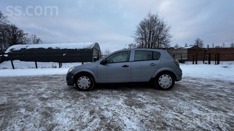 Grey Opel Astra 2008 in Riga, with an engine capacity of 1.40 L and mileage of 224 thousand km for 1850 €, photo 3 on AUTOMOTO.COM.LV