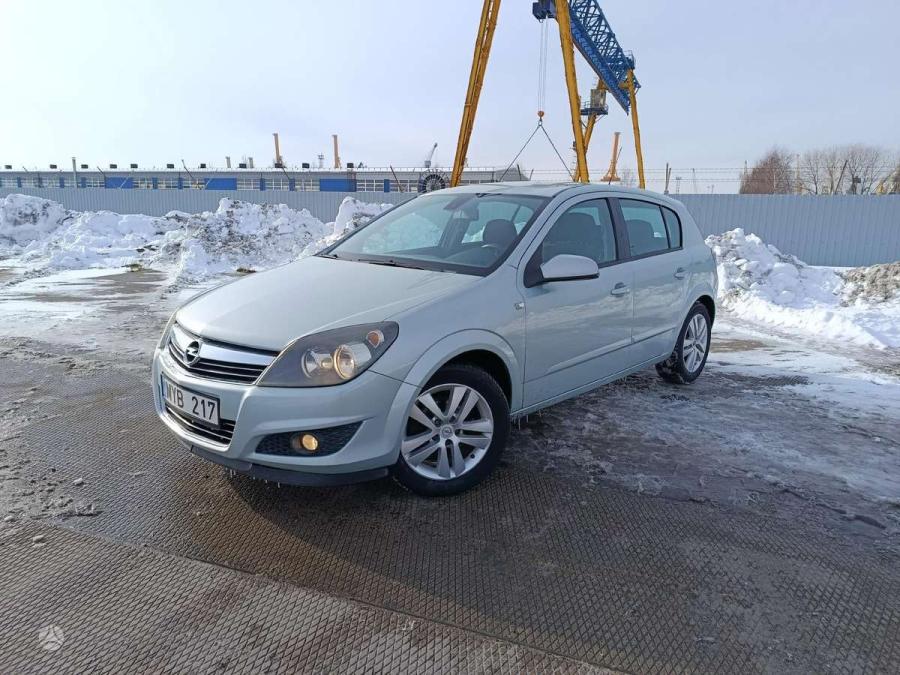 Grey Opel Astra 2008 in Klaipeda, with an engine capacity of 1.69 L and mileage of 244 thousand km for 1999 €, photo 2 on AUTOMOTO.COM.LV
