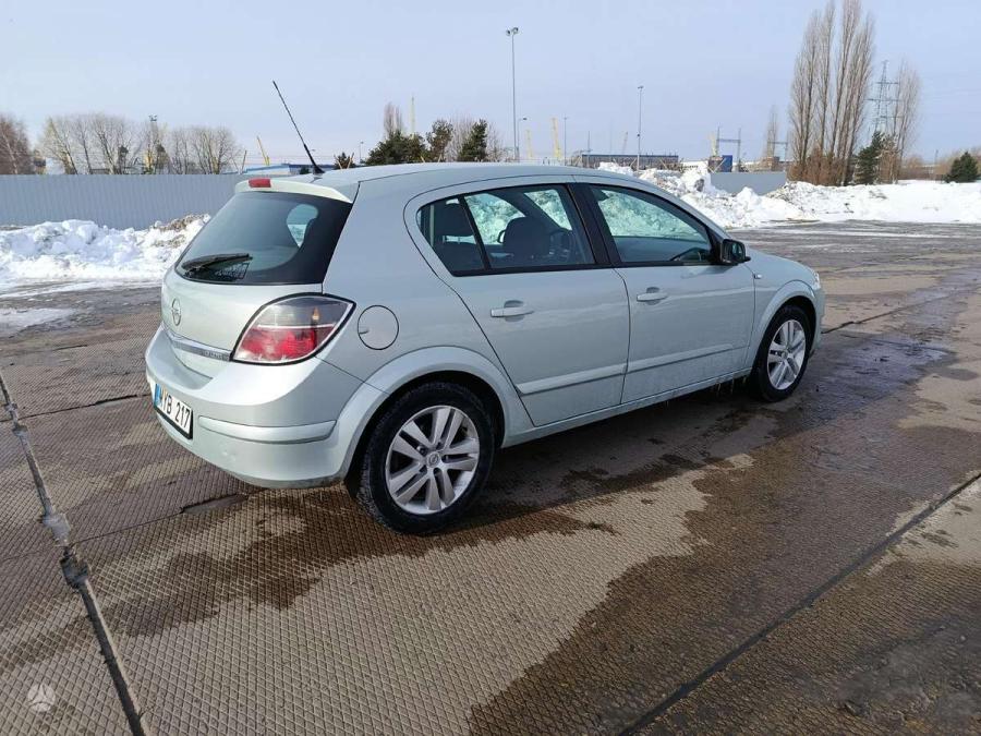 Grey Opel Astra 2008 in Klaipeda, with an engine capacity of 1.69 L and mileage of 244 thousand km for 1999 €, photo 3 on AUTOMOTO.COM.LV