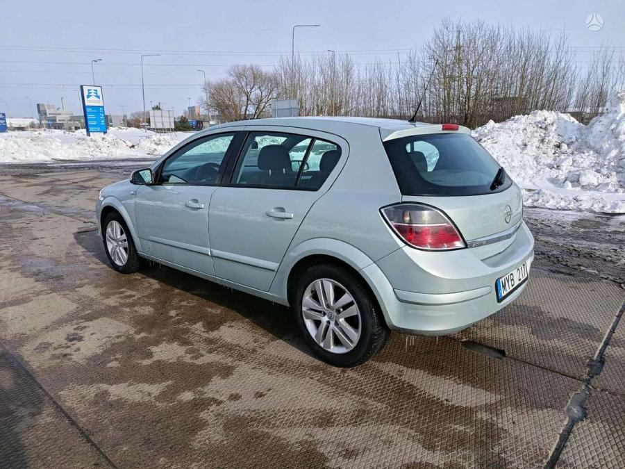 Grey Opel Astra 2008 in Klaipeda, with an engine capacity of 1.69 L and mileage of 244 thousand km for 1999 €, photo 4 on AUTOMOTO.COM.LV