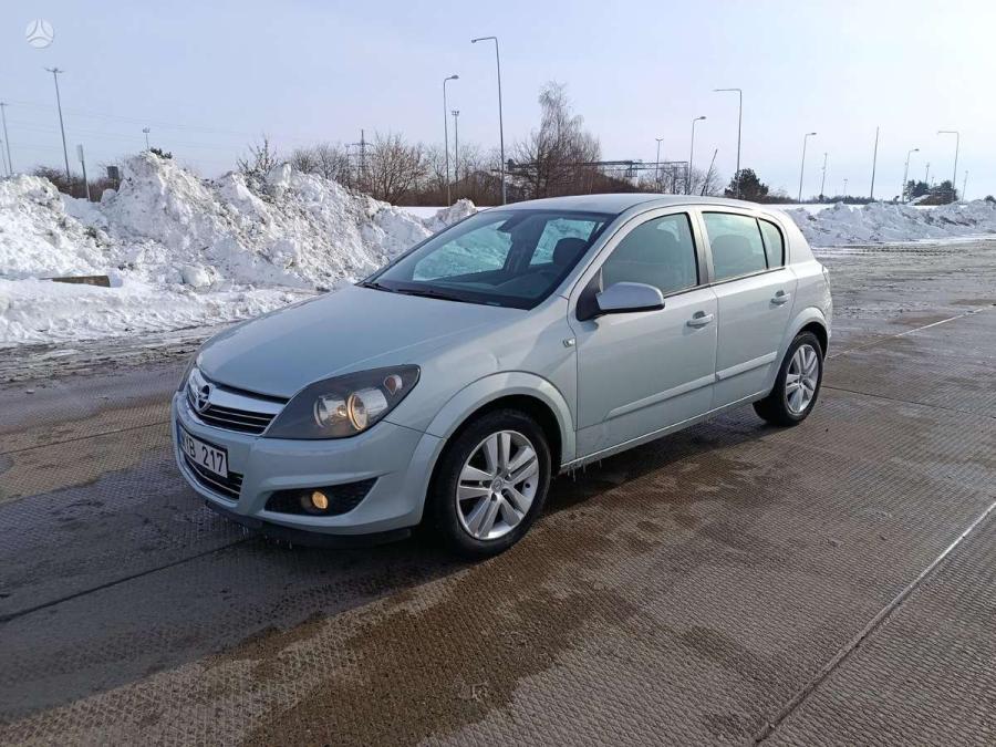 Grey Opel Astra 2008 in Klaipeda, with an engine capacity of 1.69 L and mileage of 244 thousand km for 1999 €, photo 5 on AUTOMOTO.COM.LV