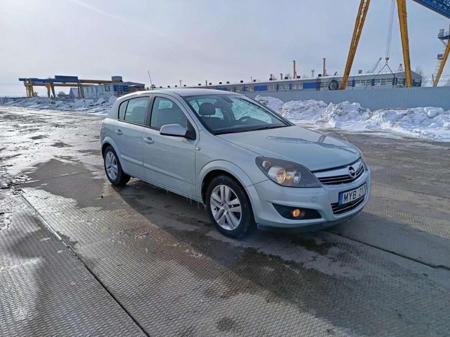 Grey Opel Astra 2008 in Klaipeda, with an engine capacity of 1.69 L and mileage of 244 thousand km for 1999 €, photo 6 on AUTOMOTO.COM.LV