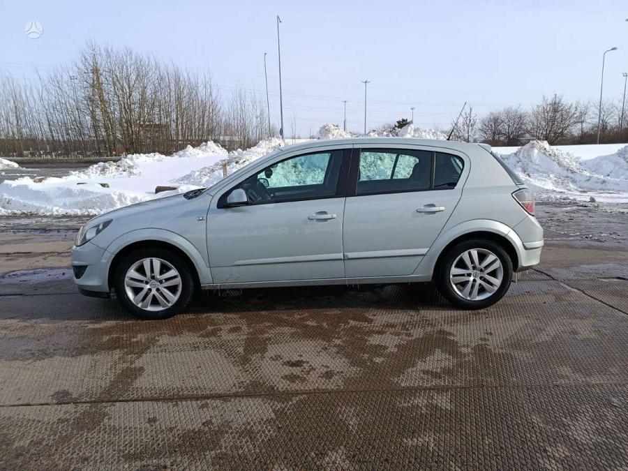 Grey Opel Astra 2008 in Klaipeda, with an engine capacity of 1.69 L and mileage of 244 thousand km for 1999 €, photo 8 on AUTOMOTO.COM.LV