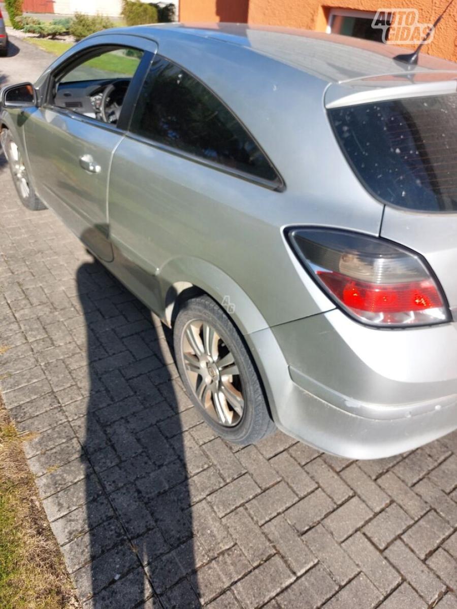 Grey Opel Astra 2008 in Akmene, with an engine capacity of 1.70 L and mileage of 200 thousand km for 700 €, photo 3 on AUTOMOTO.COM.LV