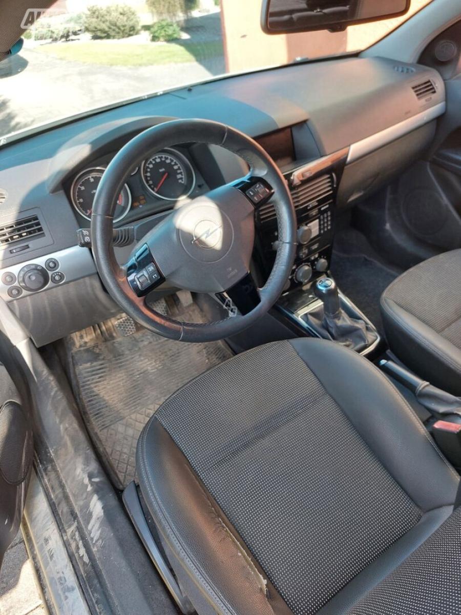 Grey Opel Astra 2008 in Akmene, with an engine capacity of 1.70 L and mileage of 200 thousand km for 700 €, photo 4 on AUTOMOTO.COM.LV