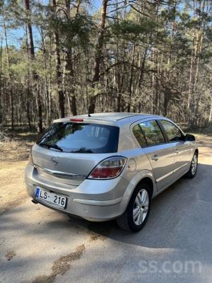 Grey Opel Astra 2008 in Riga, with an engine capacity of 1.90 L and mileage of 278 thousand km for 1850 €, photo 3 on AUTOMOTO.COM.LV