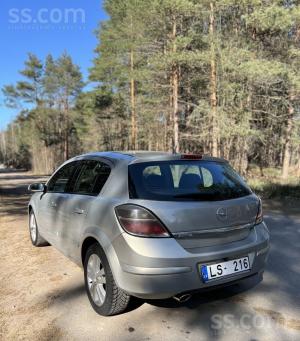 Grey Opel Astra 2008 in Riga, with an engine capacity of 1.90 L and mileage of 278 thousand km for 1850 €, photo 5 on AUTOMOTO.COM.LV