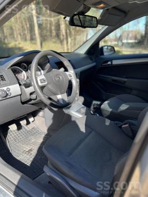 Grey Opel Astra 2008 in Riga, with an engine capacity of 1.90 L and mileage of 278 thousand km for 1850 €, photo 7 on AUTOMOTO.COM.LV