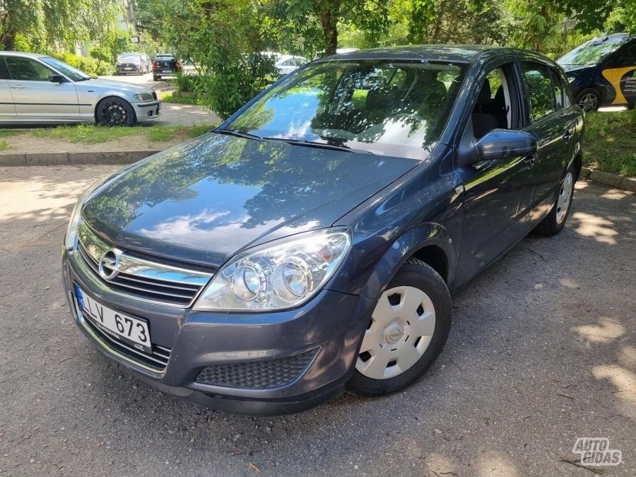 Grey Opel Astra 2008 in Kaunas, with an engine capacity of 1.40 L and mileage of 218 thousand km for 850 €, photo 1 on AUTOMOTO.COM.LV