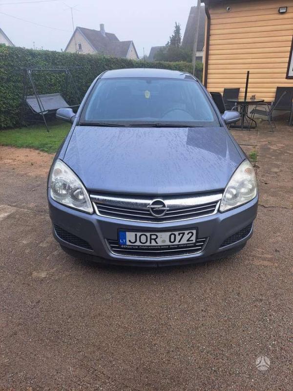 Grey Opel Astra 2008 in Kursenai, with an engine capacity of 1.91 L and mileage of 250 thousand km for 750 €, photo 1 on AUTOMOTO.COM.LV