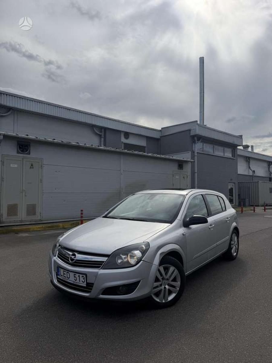 Grey Opel Astra 2008 in Vilnius, with an engine capacity of 1.91 L and mileage of 234 thousand km for 1350 €, photo 1 on AUTOMOTO.COM.LV