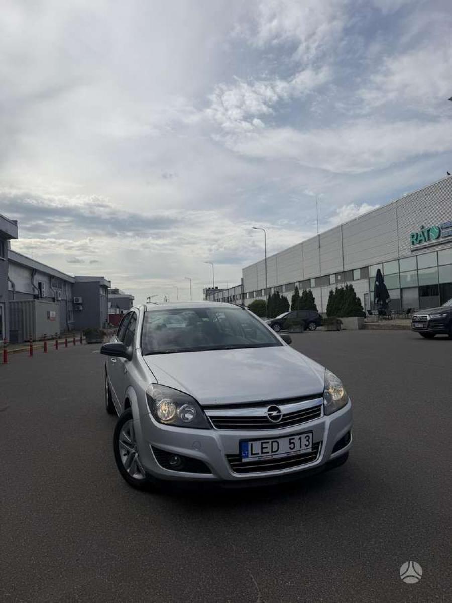 Grey Opel Astra 2008 in Vilnius, with an engine capacity of 1.91 L and mileage of 234 thousand km for 1350 €, photo 4 on AUTOMOTO.COM.LV