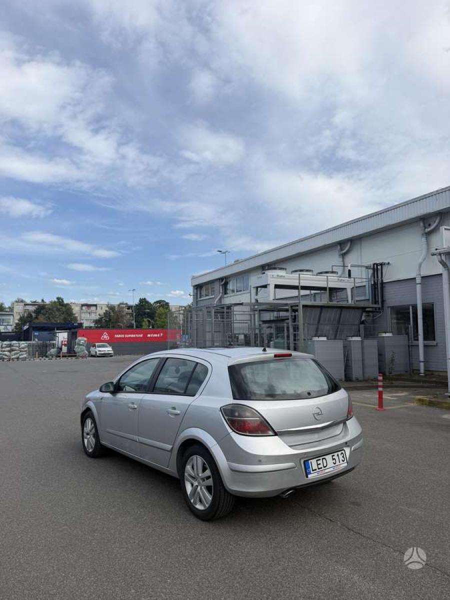Grey Opel Astra 2008 in Vilnius, with an engine capacity of 1.91 L and mileage of 234 thousand km for 1350 €, photo 5 on AUTOMOTO.COM.LV