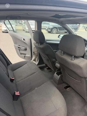 Grey Opel Astra 2008 in Vilnius, with an engine capacity of 1.91 L and mileage of 234 thousand km for 1350 €, photo 7 on AUTOMOTO.COM.LV