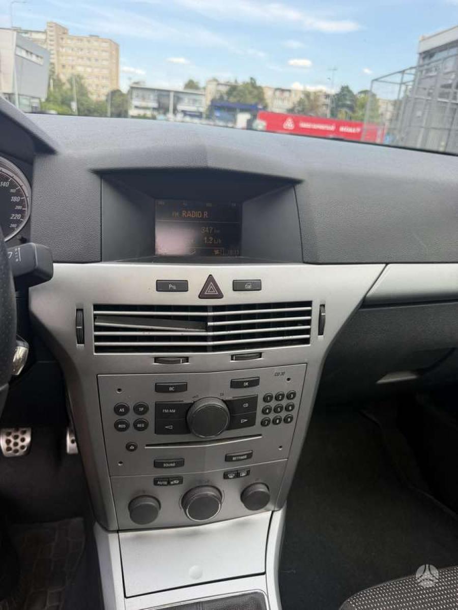 Grey Opel Astra 2008 in Vilnius, with an engine capacity of 1.91 L and mileage of 234 thousand km for 1350 €, photo 10 on AUTOMOTO.COM.LV