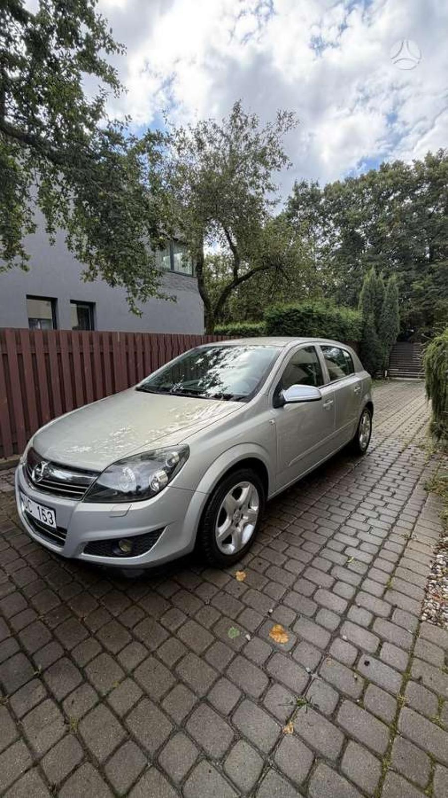 Grey Opel Astra 2008 in Kaunas, with an engine capacity of 1.60 L and mileage of 146 thousand km for 3150 €, photo 3 on AUTOMOTO.COM.LV