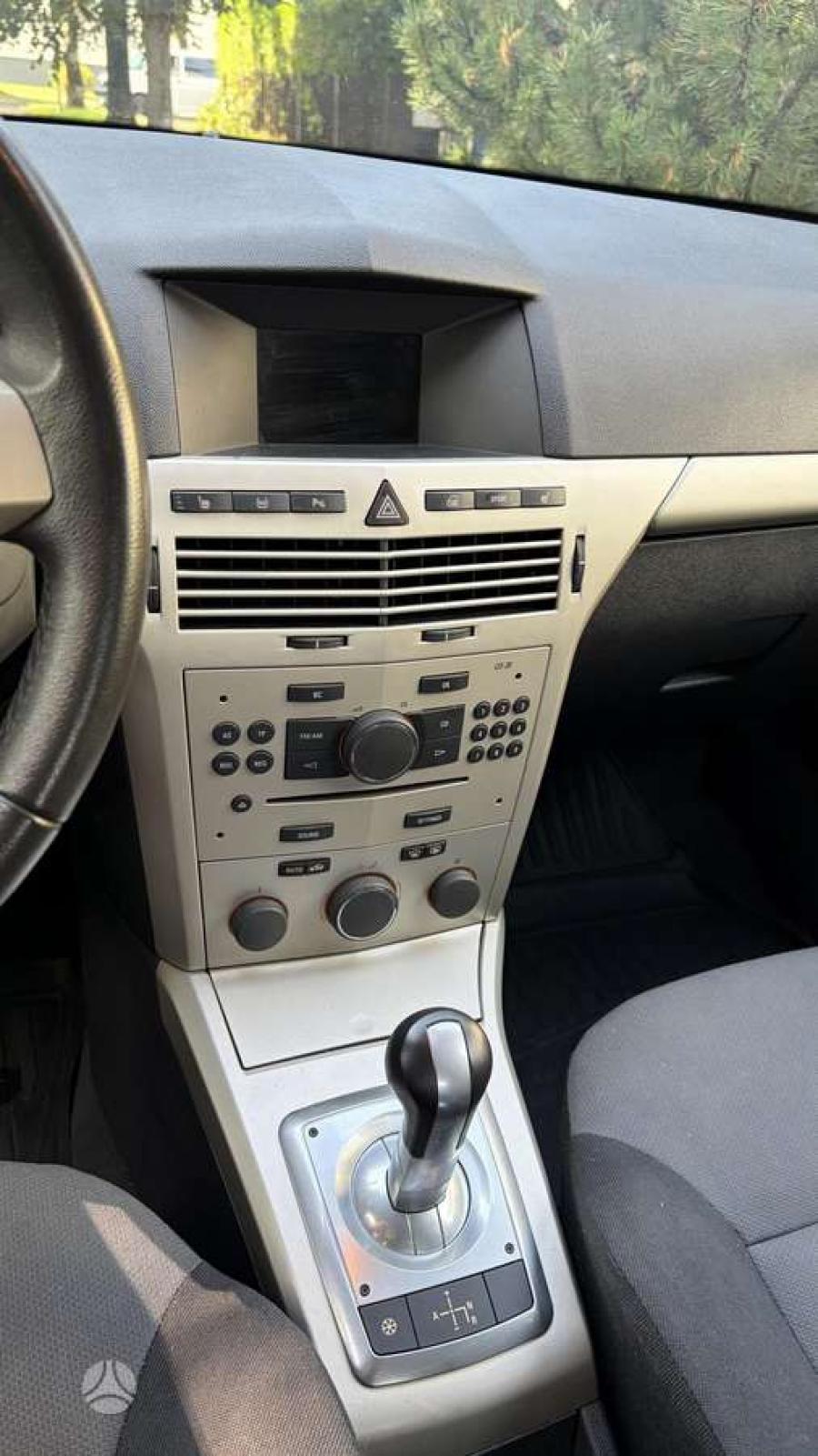 Grey Opel Astra 2008 in Kaunas, with an engine capacity of 1.60 L and mileage of 146 thousand km for 3150 €, photo 9 on AUTOMOTO.COM.LV