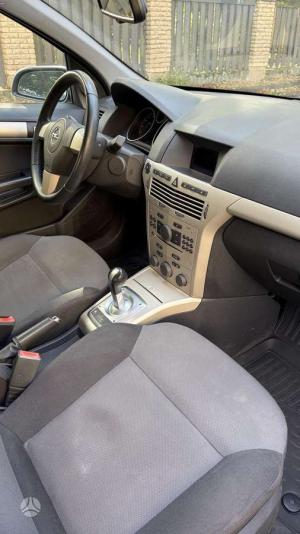 Grey Opel Astra 2008 in Kaunas, with an engine capacity of 1.60 L and mileage of 146 thousand km for 3150 €, photo 10 on AUTOMOTO.COM.LV