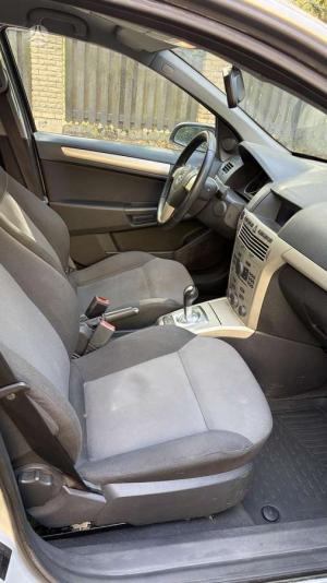 Grey Opel Astra 2008 in Kaunas, with an engine capacity of 1.60 L and mileage of 146 thousand km for 3150 €, photo 11 on AUTOMOTO.COM.LV