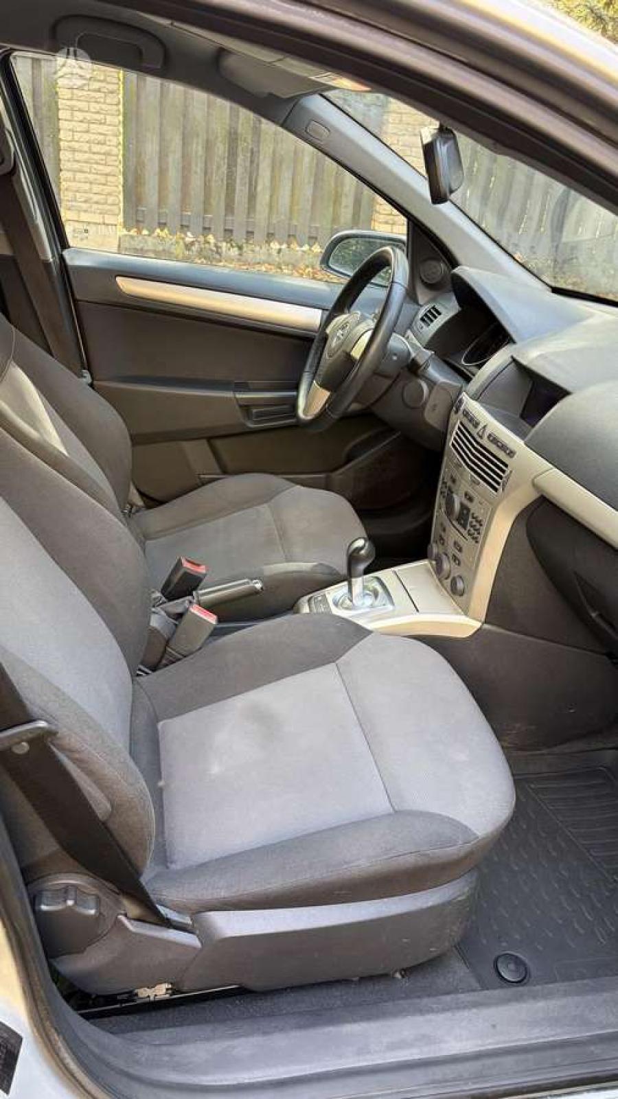 Grey Opel Astra 2008 in Kaunas, with an engine capacity of 1.60 L and mileage of 146 thousand km for 3150 €, photo 11 on AUTOMOTO.COM.LV