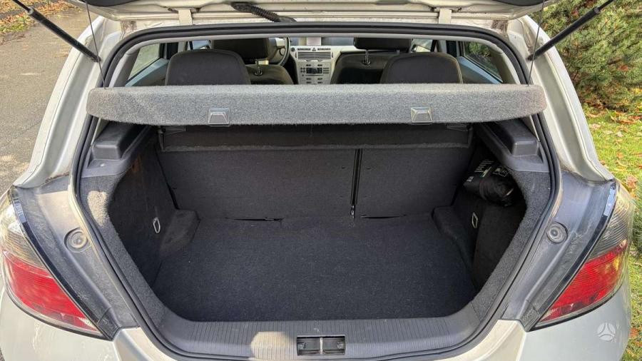Grey Opel Astra 2008 in Kaunas, with an engine capacity of 1.60 L and mileage of 146 thousand km for 3150 €, photo 15 on AUTOMOTO.COM.LV