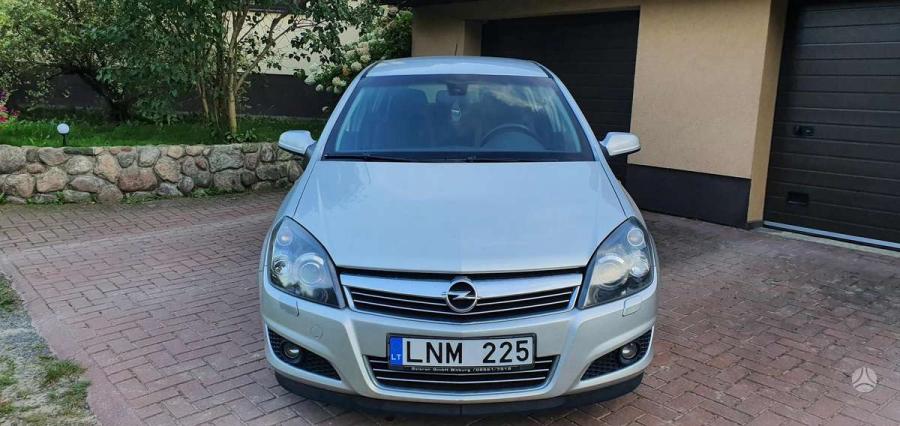 Grey Opel Astra 2008 in Vilnius, with an engine capacity of 1.80 L and mileage of 220 thousand km for 2900 €, photo 3 on AUTOMOTO.COM.LV