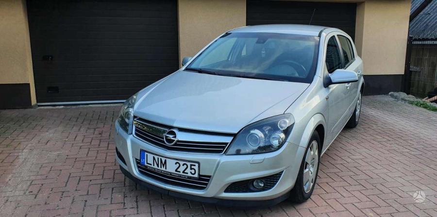 Grey Opel Astra 2008 in Vilnius, with an engine capacity of 1.80 L and mileage of 220 thousand km for 2900 €, photo 4 on AUTOMOTO.COM.LV
