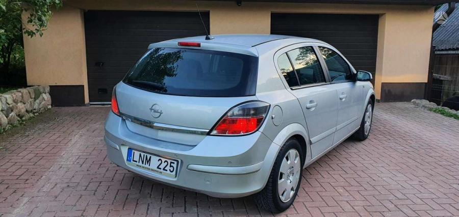 Grey Opel Astra 2008 in Vilnius, with an engine capacity of 1.80 L and mileage of 220 thousand km for 2900 €, photo 9 on AUTOMOTO.COM.LV