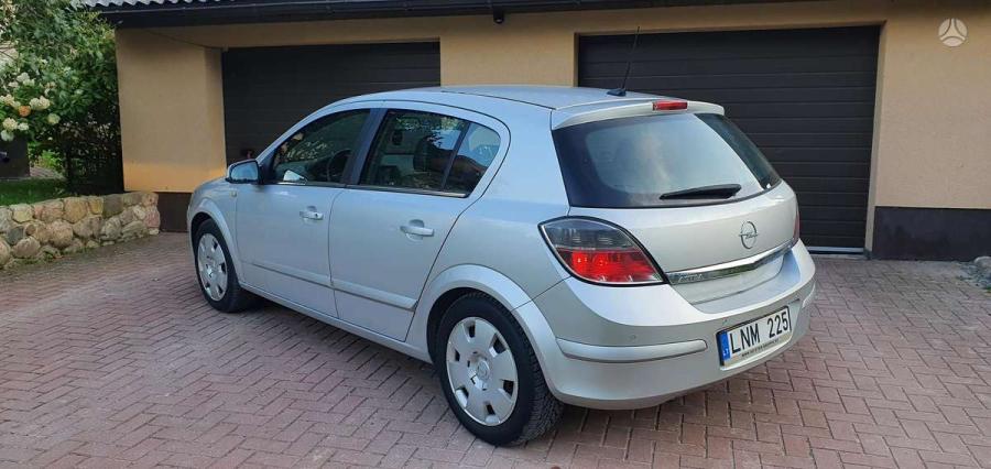 Grey Opel Astra 2008 in Vilnius, with an engine capacity of 1.80 L and mileage of 220 thousand km for 2900 €, photo 10 on AUTOMOTO.COM.LV